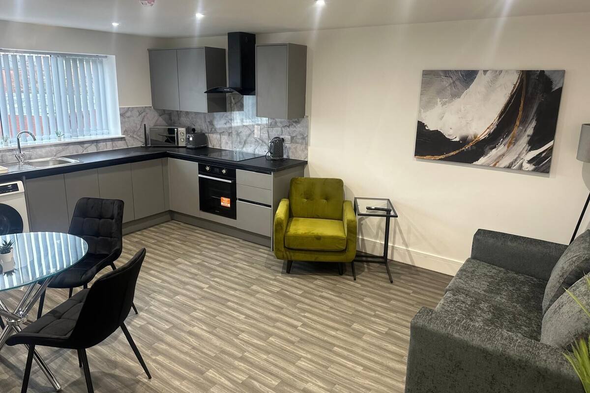 Apartamento, 2 quartos, casa de banho privativa | Cozinha privada | Um frigorífico/congelador grande, um micro-ondas, um forno