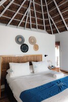 Quarto casal superior, 1 cama Queen, sacada, vista para o mar | Roupa de cama