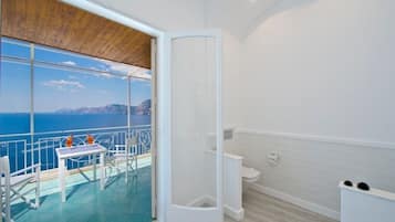 Quarto Duplo ou Twin Deluxe, vista para o mar | Casa de banho | Um polibã, artigos de higiene pessoal grátis, um secador de cabelo