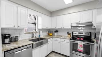 Casa de Férias Família, vista para a piscina | Cozinha privada | Um frigorífico/congelador grande, um micro-ondas, um forno