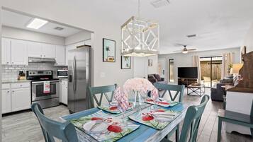 Casa de Férias Família, vista para a piscina | Refeições no quarto