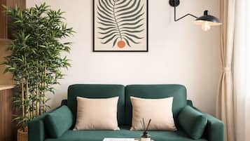 Apartamento básico, vista para o pátio | Área de estar | Smart TV 80 cm com canais digitais