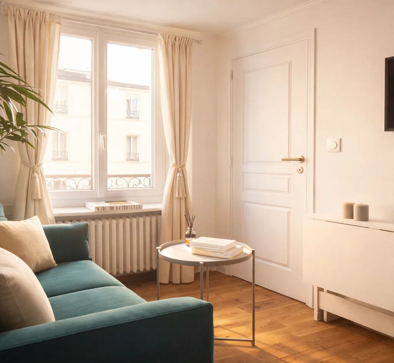 Apartamento básico, vista para o pátio | Área de estar | Smart TV 80 cm com canais digitais