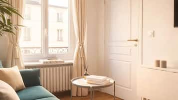 Apartamento básico, vista para o pátio | Área de estar | Smart TV 80 cm com canais digitais