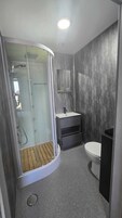 Quarto casal, banheiro privativo | Banheiro | Chuveiro, chuveiro com efeito de chuva, secador de cabelo 