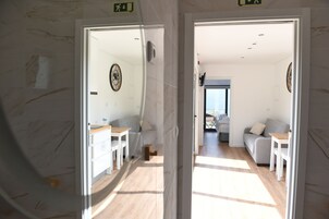 Quarto Clássico com Cama de Casal, vista para a montanha | Sala de estar