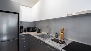 Apartamento superior, 2 quartos, sacada, vista para a cidade | Cozinha privada | Geladeira, micro-ondas, fogão, cooktop
