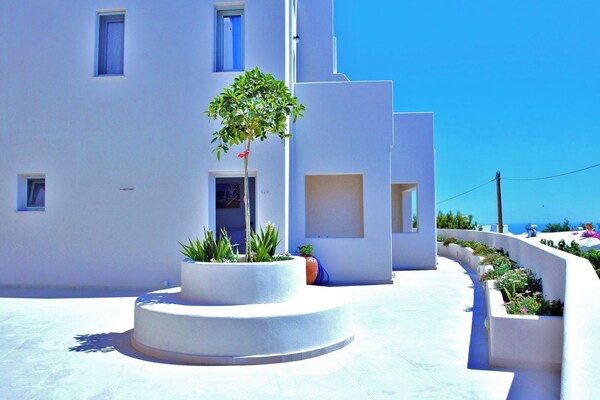 Lovely Hot-l - Santorini