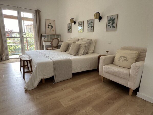 Quarto casal superior, vista para o jardim | Wi-Fi de cortesia