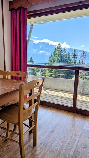 70m from ski slopes, swimming pool, sauna, terrace, balcony, parking ...