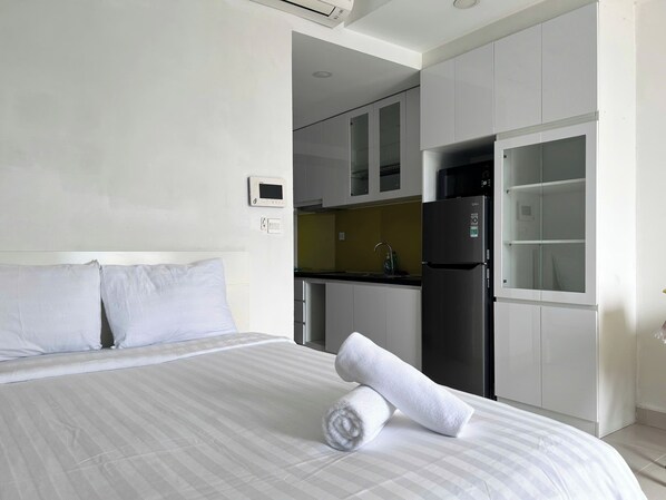 Minibar, secretária, secretária adequada para computadores portáteis