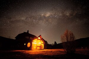 Fachada do alojamento (tarde/noite)