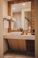 Suite Superior, 1 cama king-size | Casa de banho | Um polibã, um secador de cabelo, toalhas fornecidas, sabão 