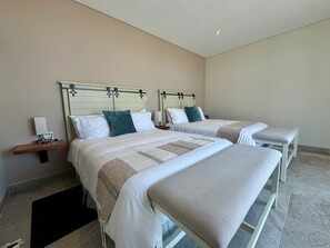 Suite Deluxe, 2 camas de casal | Ferro/tábua de engomar, Wi-fi grátis