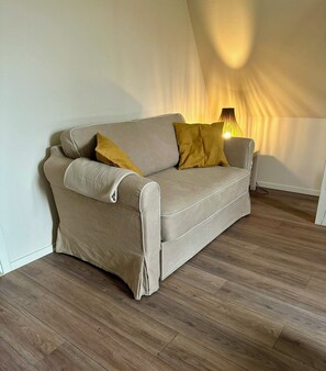 Quarto triplo básico, varanda, vista para o jardim | Camas com colchões pillow-top, cortinas blackout, quartos à prova de som