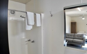 Apartamento | Casa de banho | Um polibã, artigos de higiene pessoal grátis, toalhas fornecidas