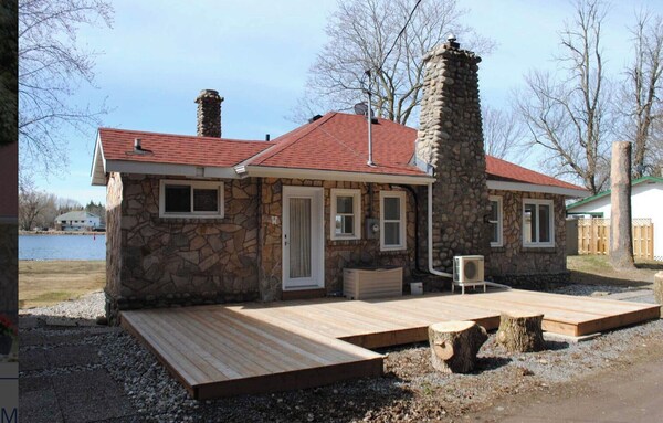 Charming Stone Cottage With Prime Waterfront On Rideau River - Ottawa