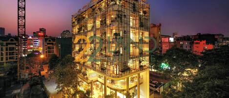 Fachada do alojamento (tarde/noite)