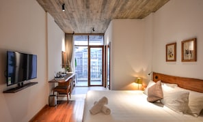 Minibar, cofre no quarto, com mobília individualizada, secretária 