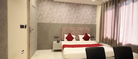 Quarto casal luxo | Escrivaninha, quartos à prova de som, Wi-Fi de cortesia