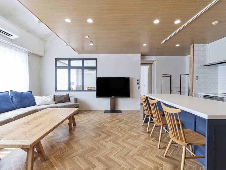 Apartamento família | Escrivaninha, roupa de cama