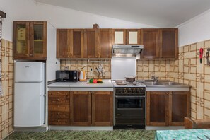 Casa Standard, 1 quarto, em frente ao mar (Beach House Astrid) | Cozinha privada | Um frigorífico, um micro-ondas, um forno, uma placa de cozinha