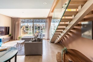 Apartamento | Área de estar | Smart TV 55 polegadas com canais a cabo, serviços de streaming