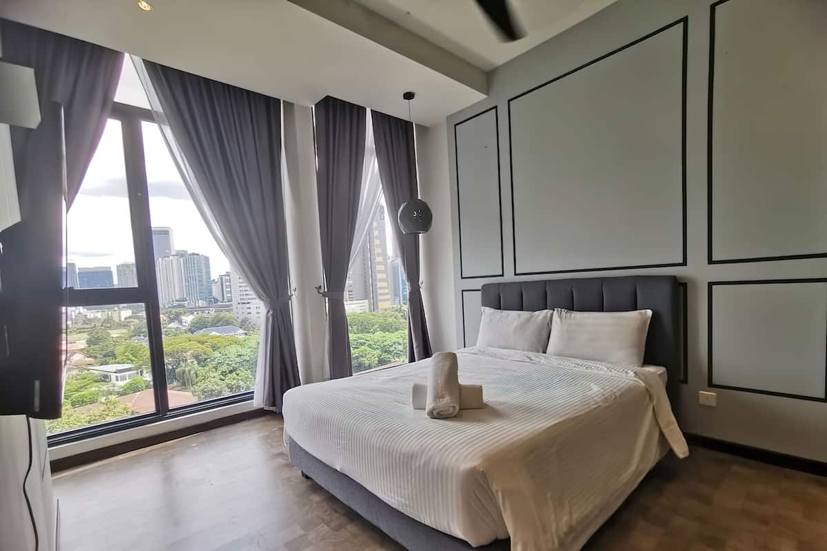 Apartamento superior, 3 quartos, cozinha, vista para a cidade | Frigobar, escrivaninha, espaço de trabalho para notebook