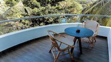 Quarto Duplo Deluxe, varanda, vista para o rio | Ferro/tábua de engomar, Wi-fi grátis, roupa de cama fornecida