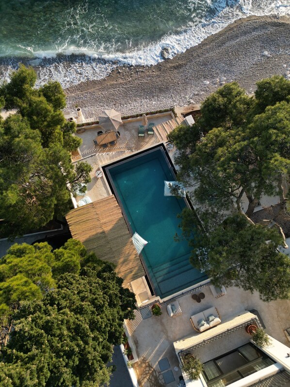 Piscina externa sazonal, guarda-sóis, espreguiçadeiras