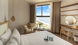 Quarto quádruplo família, vista para o mar | Camas com colchões pillow-top