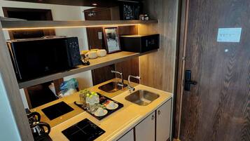 Suite, piscina privativa, vista para o jardim | Cozinha privada | Um frigorífico, um micro-ondas, utensílios de cozinha