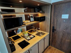 Suíte, piscina particular, vista para o jardim | Cozinha privada | Geladeira, micro-ondas, talheres/pratos/utensílios de cozinha