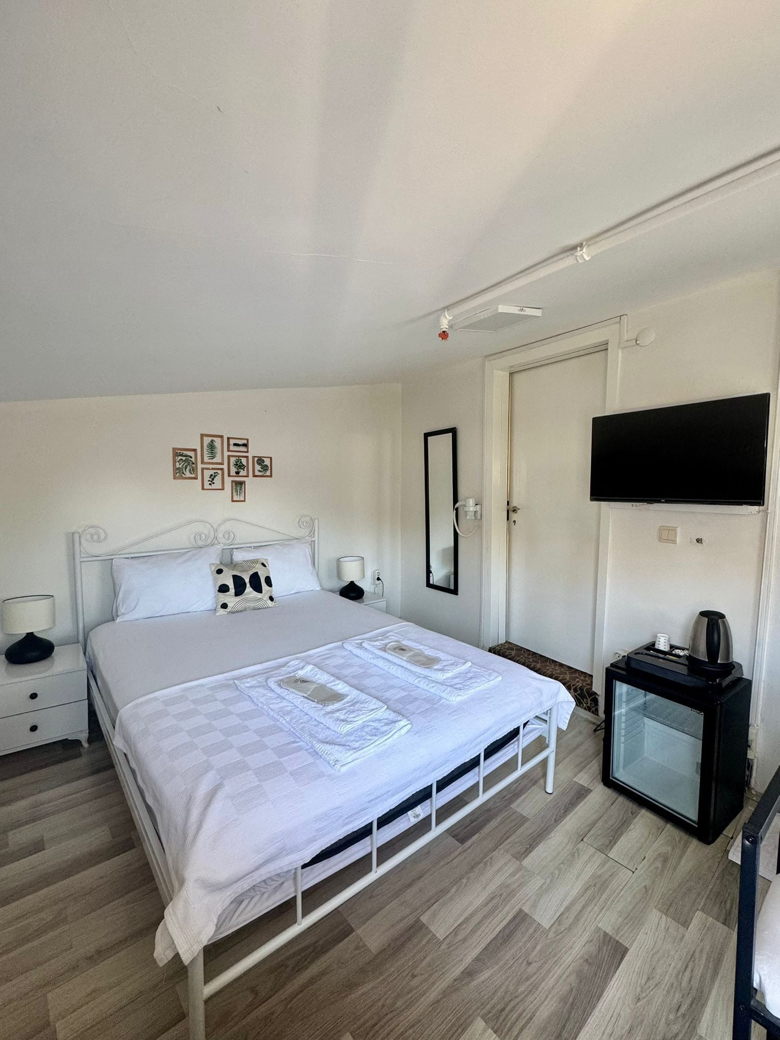 Quarto Duplo Standard, Vista para a cidade | Secretária, secretária adequada para computadores portáteis 