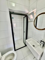 Quarto Duplo Standard, Vista para a cidade | Casa de banho | Um polibã, um secador de cabelo, chinelos, toalhas fornecidas