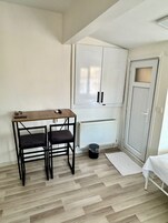 Quarto casal conforto, sacada, vista para a cidade | Área de estar | TV LED 32 polegadas com canais via satélite