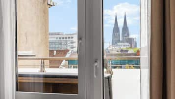 Apartamento de Luxo, varanda, Vista para a cidade | Quartos insonorizados, ferro/tábua de engomar, Wi-fi grátis