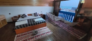 Quarto Twin Familiar, vista para a praia | Casa de banho | Toalhas fornecidas, sabão