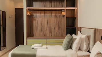 Quarto triplo standard | Cofres nos quartos, quartos à prova de som
