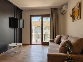Apartamento conforto, sacada, vista para o pátio | Cofres nos quartos, cortinas blackout, Wi-Fi de cortesia, roupa de cama