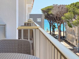 Quarto Quádruplo Standard, varanda, vista para o pátio | Cofre no quarto, cortinas/cortinados opacos, Wi-fi grátis 