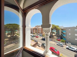 Apartamento Deluxe | Cofre no quarto, cortinas/cortinados opacos, Wi-fi grátis 