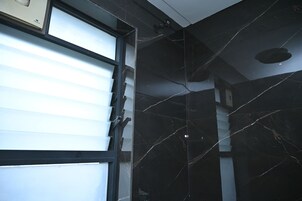 Quarto Duplo Deluxe | Casa de banho | Um polibã, um secador de cabelo, toalhas fornecidas, sabão 