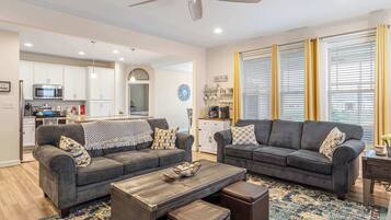 Casa, várias camas, pátio (Wild Air Getaway) | Sala de estar | Televisor de ecrã plano de 42 polegadas com canais digitais, lareira