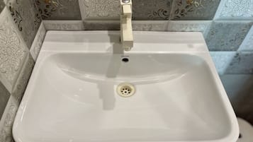 Quarto superior | Banheiro | Chuveiro, produtos de toalete grátis, bidê, toalhas de banho