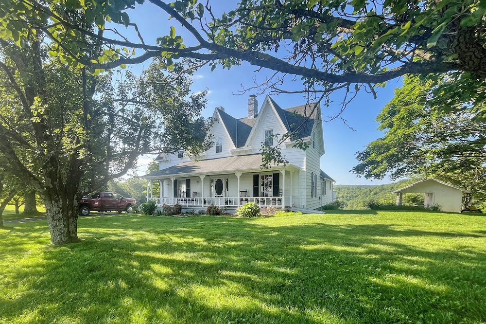 Near Blue Ridge Parkway: Galax Home W/ Mtn Views! - Hillsville, VA