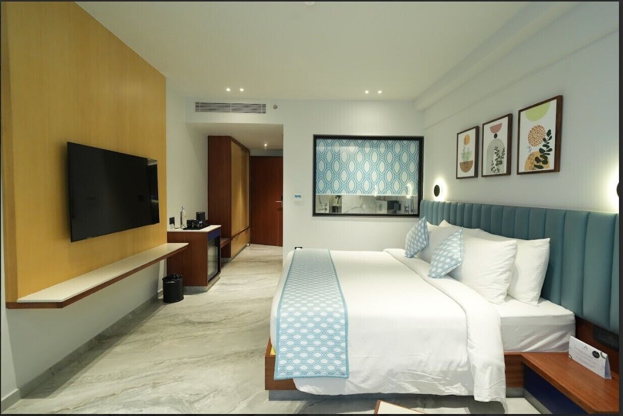 Quarto casal luxo, vista para a cidade | Cofres nos quartos, cortinas blackout, quartos à prova de som