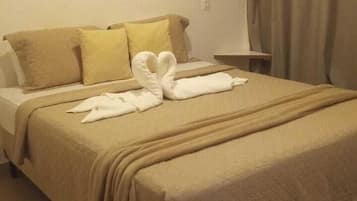 Quarto Duplo, lanai (alpendre havaiano), vista para a piscina | Secretária adequada para computadores portáteis