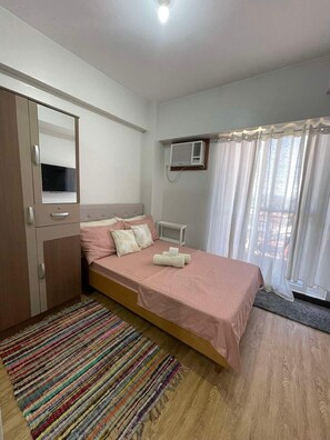 Condo básico, 1 quarto, sacada, vista para a cidade | Ferros/tábuas de passar roupa, Wi-Fi de cortesia, roupa de cama