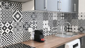 Apartamento Familiar, Vista para a cidade | Cozinha privada | Uma máquina de café expresso, uma chaleira elétrica, uma torradeira 